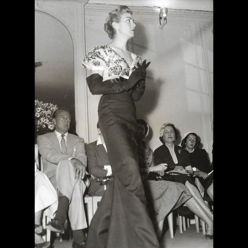 Fath - Gary Cooper admirant un mannequin à une présntation chez Jacque