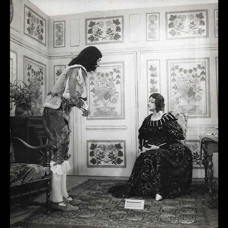 Parures d'autrefois et d'aujourd'hui - Réunion de 7 photographies de l