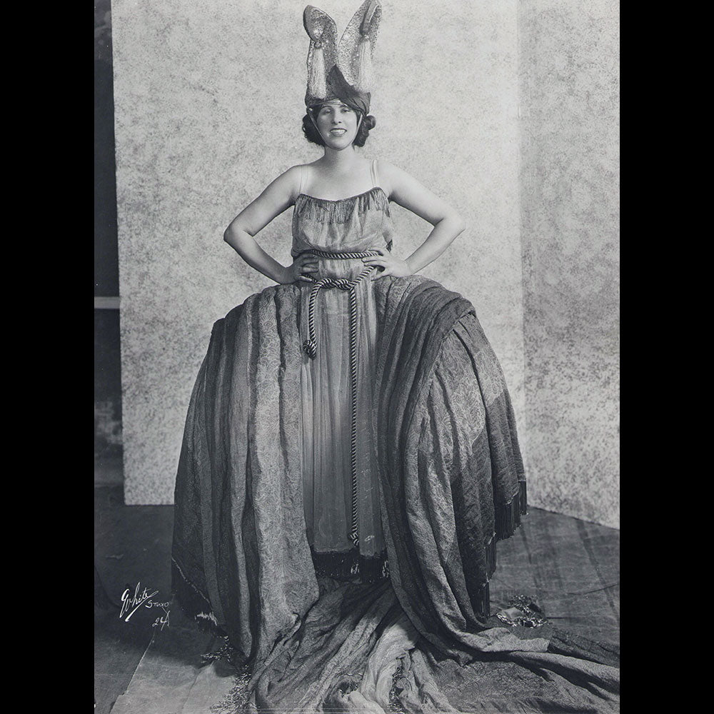 Clara Burton, portrait photographique dans un costume de Paul Poiret p
