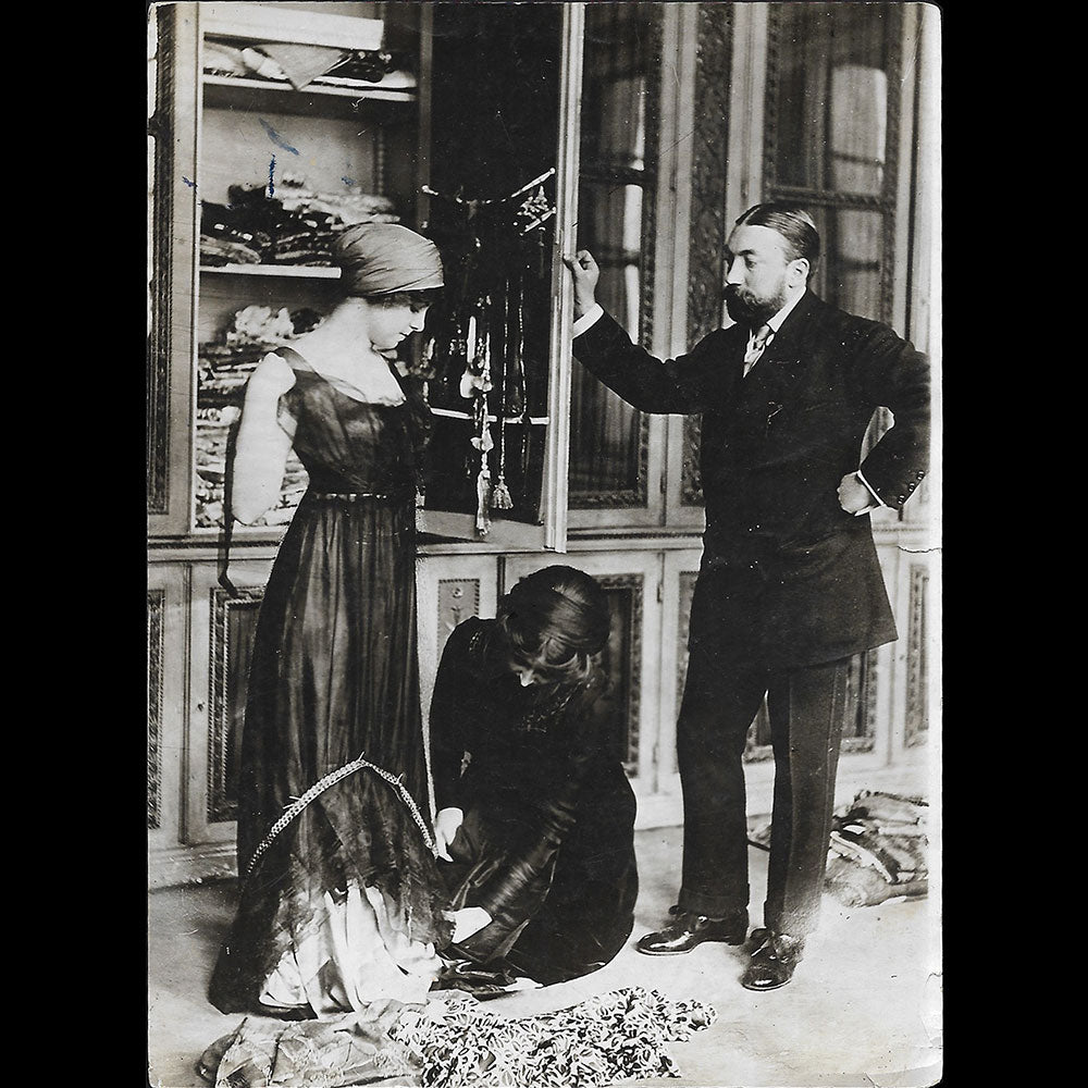 Poiret - Paul Poiret en essayage, photographie de Henri Manuel (1912 ...